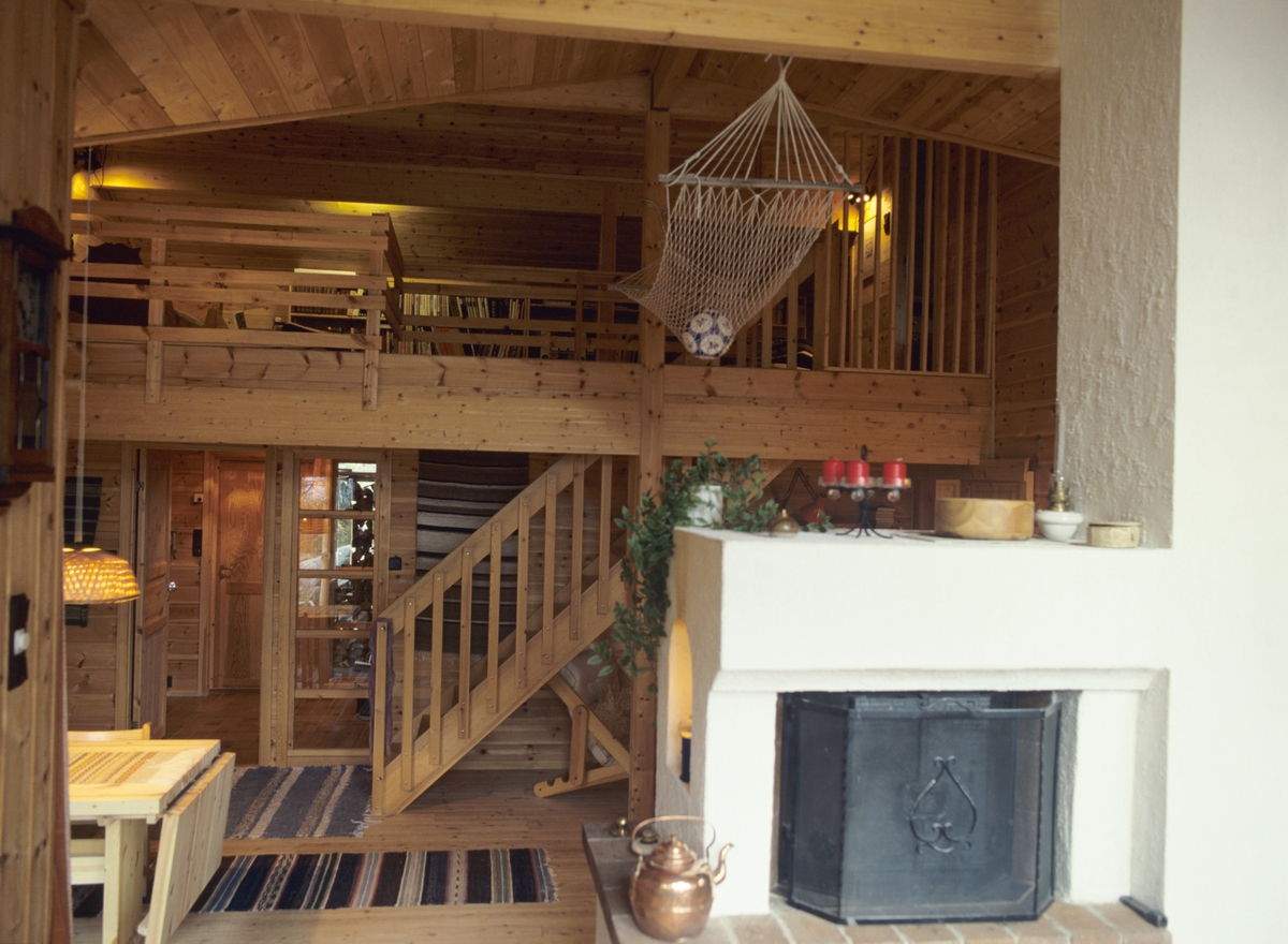 Trapperom med peis, mellom 1. og 2. etasje i et hus i Naustdal ved ...