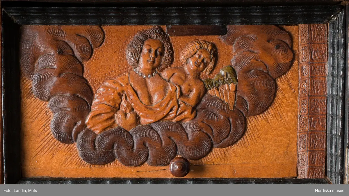 Skåp, kabinettskåp, trä; två dörrar; blindträ furu, fanér svartbetsat ...