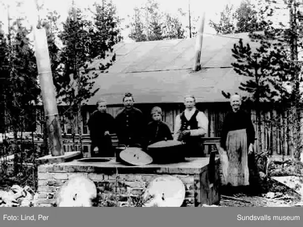Alby 1898. "Ångköket". Gruppbild med tre vuxna och två barn som lagar ...