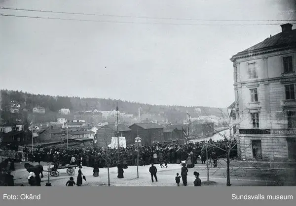 1:a maj 1911. Demonstrationståg på väg över Storbron. Trämagasinen på ...