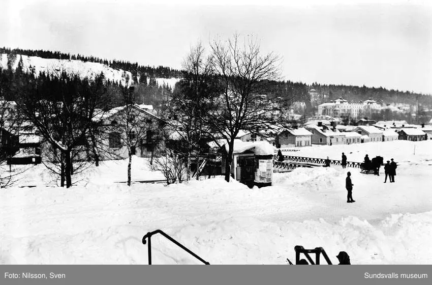 Vinterbild från 1900-talets början med gamla Storbron mitt i bild ...