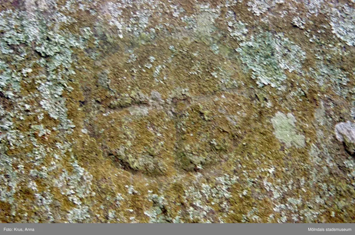 En minnessten, som kallas för "Hjulstenen". Ett solkors är inristat i ...