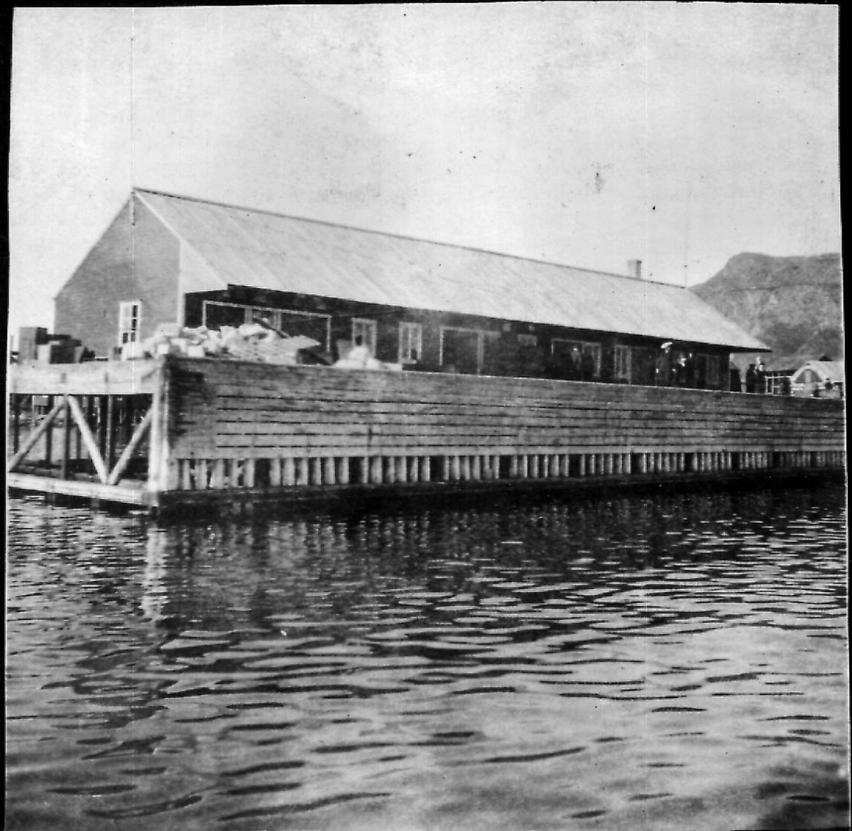 Ruth Frederiksen reiser til England. Maren og Aase står på kaia og ...