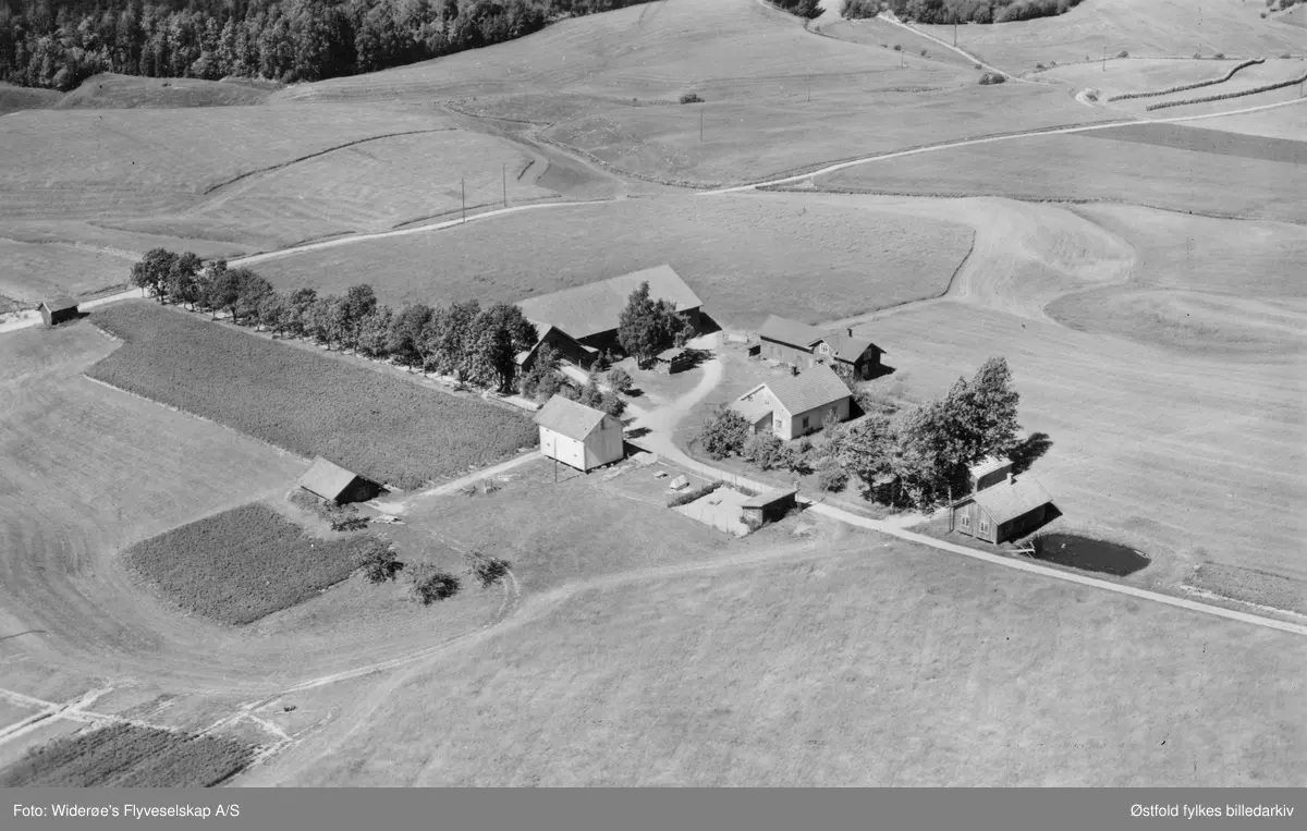 Flyfoto av gården Krosby i Eidsberg 1951. Oversiktsbilde. - Østfold ...