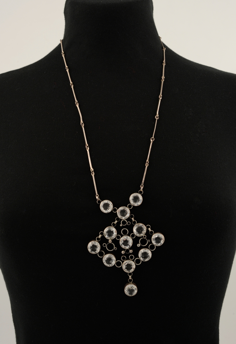 Kjede med anheng - Nordenfjeldske Kunstindustrimuseum / DigitaltMuseum