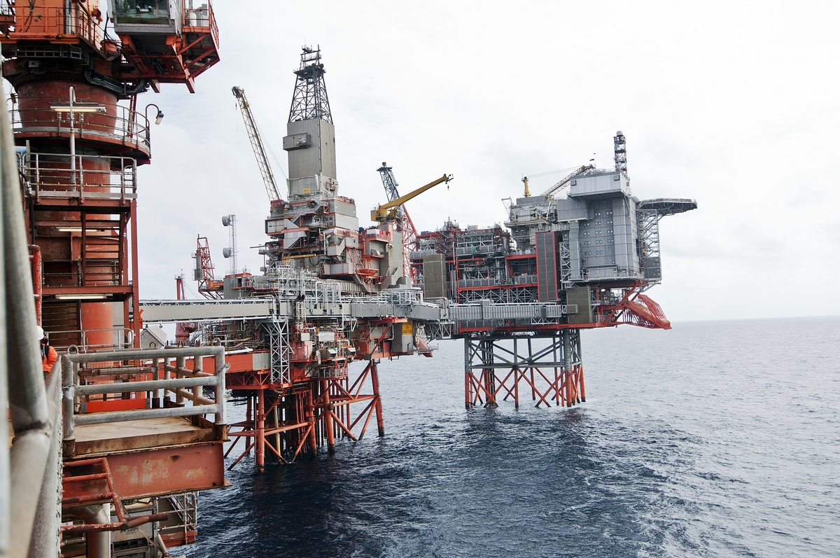 Valhall WP - welhead platform, Valhall IP - injection platform og ...