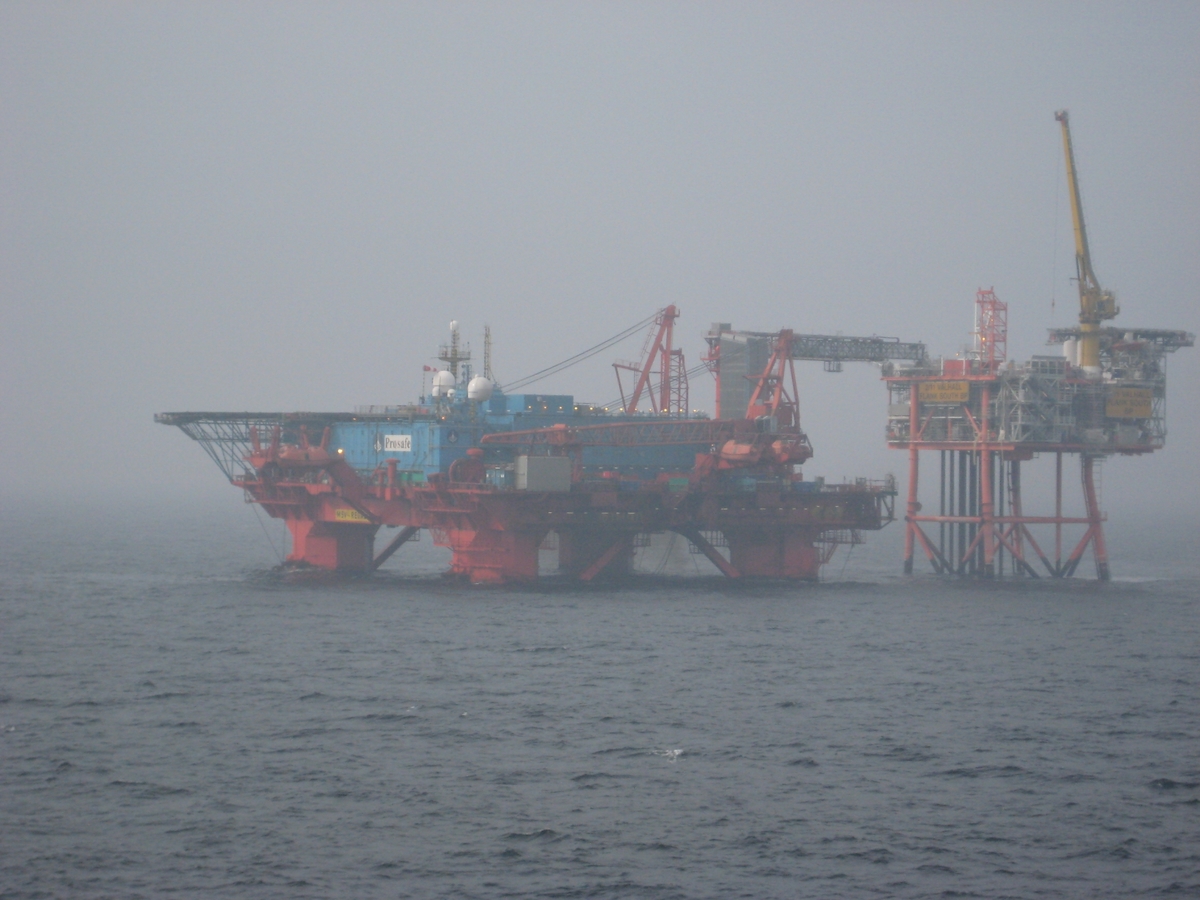 Valhall flanke sør, til høyre, og flotellet "Regalia" sett gjennom lett ...