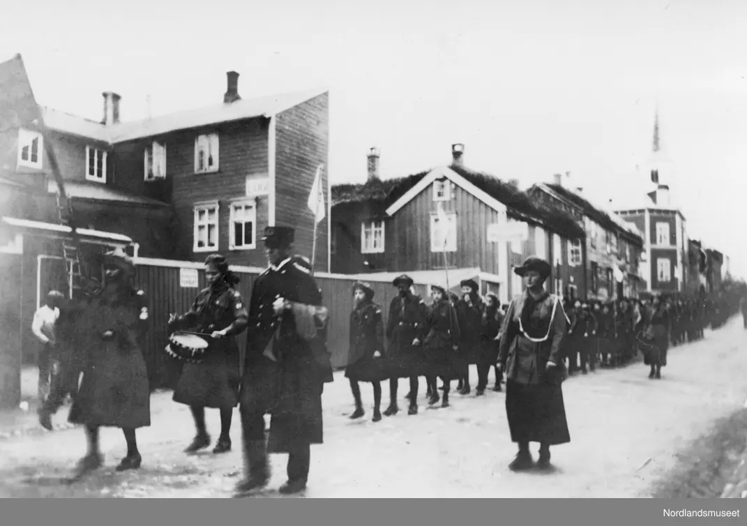 17. mai feiring i Bodø. Toget på vei ned Professor Schyttes gate ...