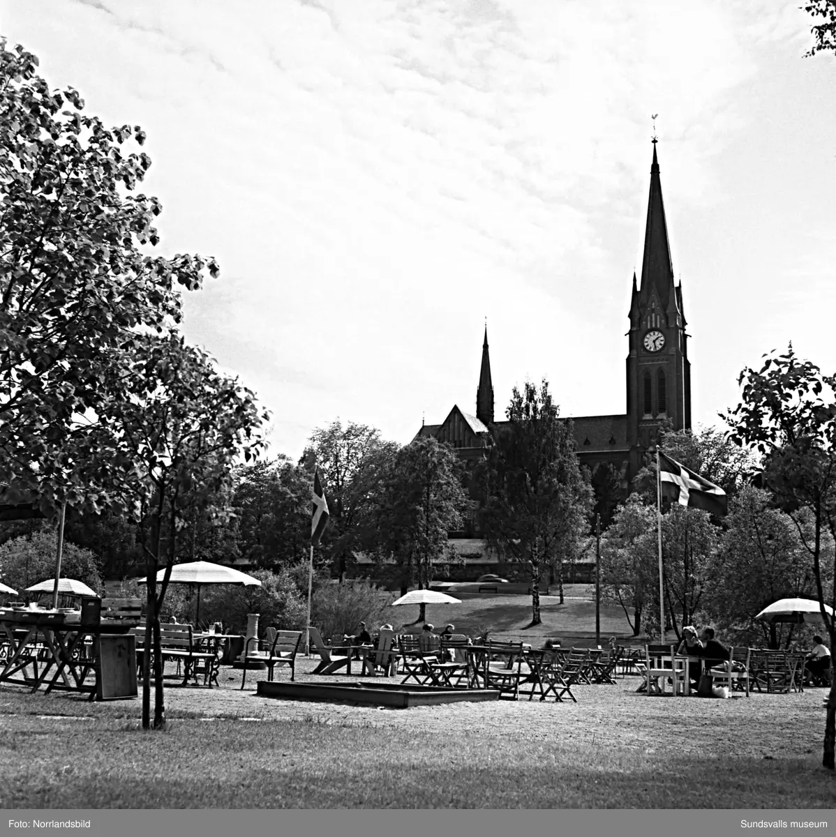 En grupp bilder från Selångersån vid Storbron. Badhusparken, GA-kyrkan ...