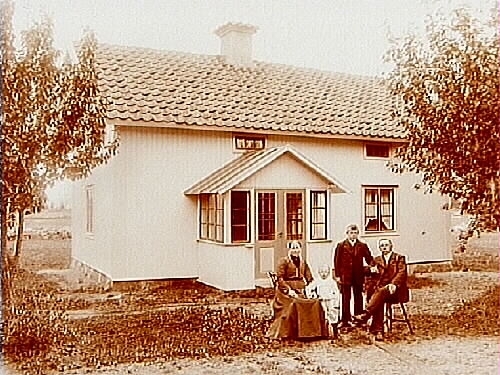 En och en halvplans bostadshus, familj 4 personer. August Anderssons ...