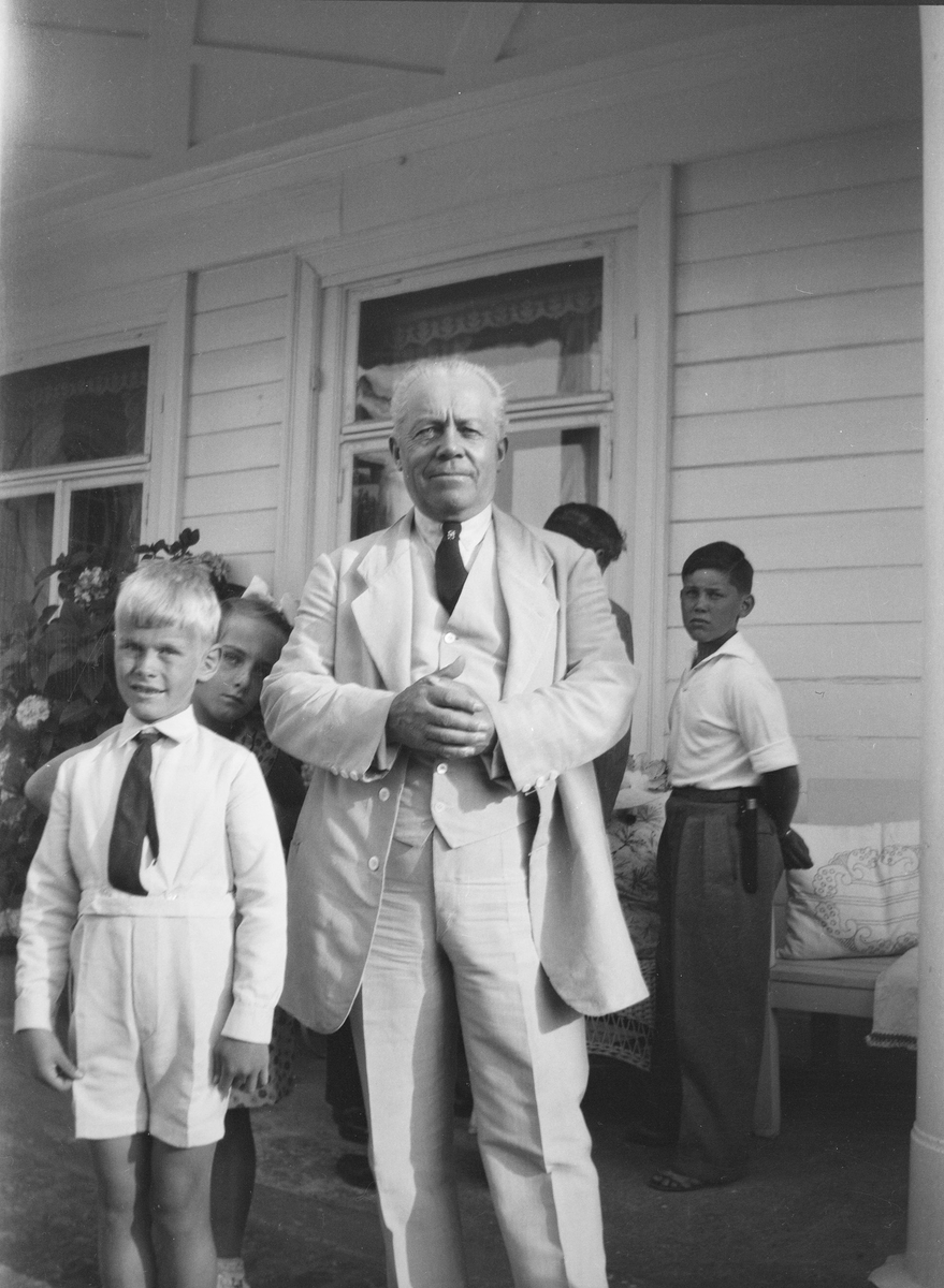 Christian Pierre Mathiesen er her avbildet sammen med flere av sine ...