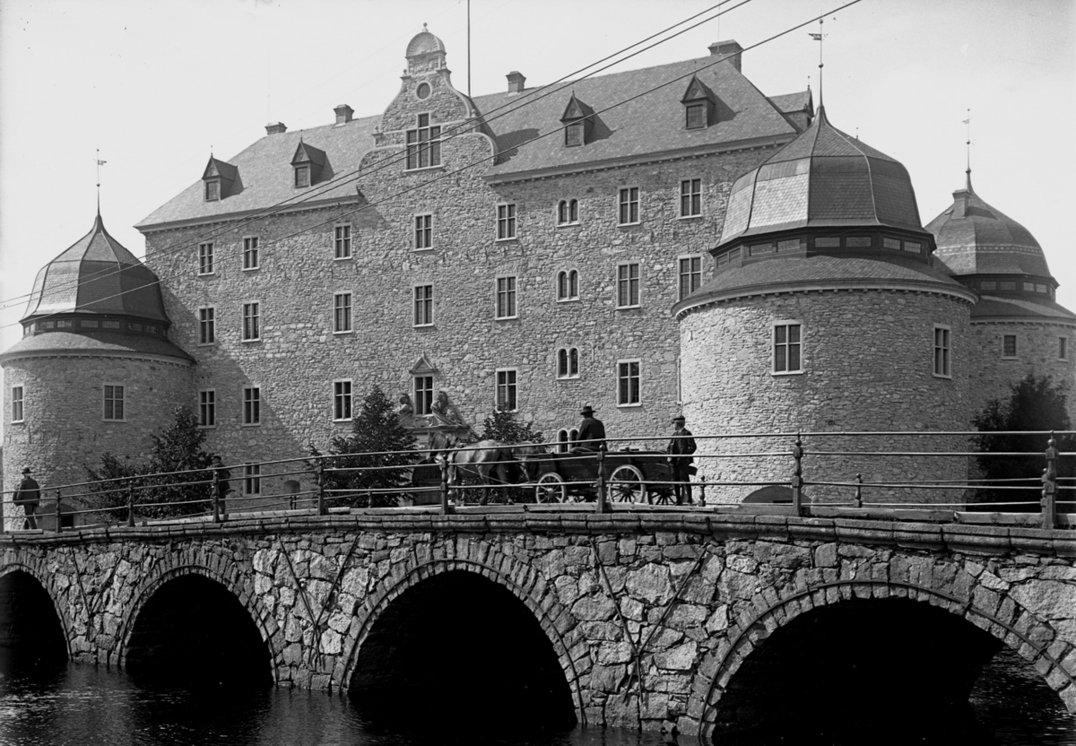 Örebro Slott med Kanslibron i förgrunden. Häst och vagn på bron ...