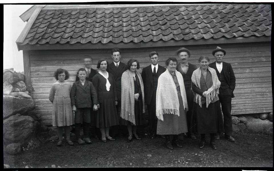Vaksne og barn samla på Taksdal. Frå venstre Anna Taksdal (1921 - 2000 ...