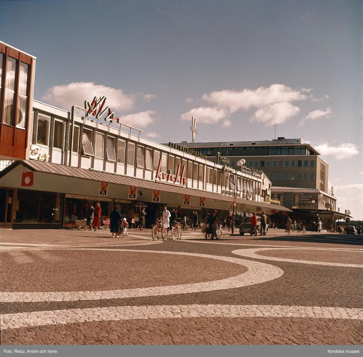 Vällingby centrum, Stockholm. Ritat av arkitekterna Backström och ...