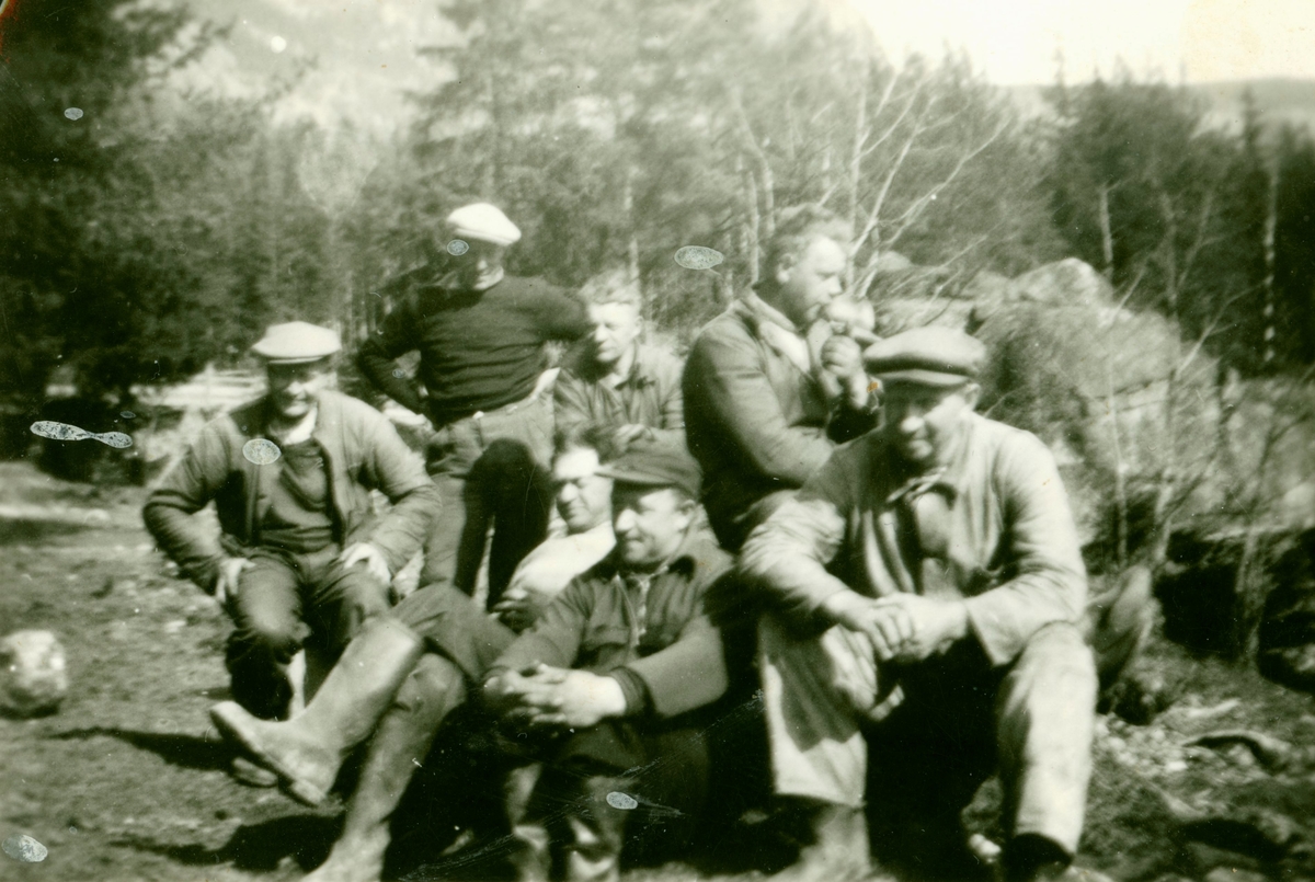 Matpause på vegarbeid. Framme frå v.Torleiv Personbråten,Olav Hulen ...