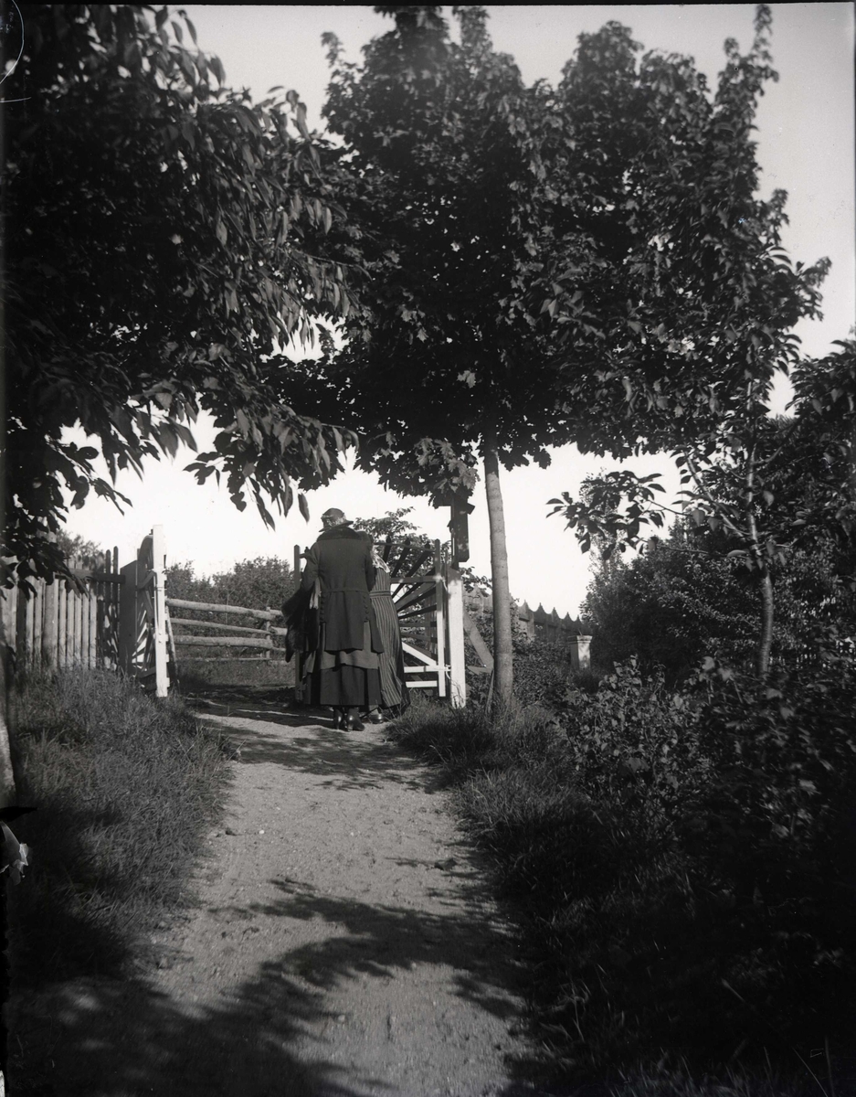 Två kvinnor bakifrån på väg ut från Ellen Keys Strand. Troligen Ellen ...