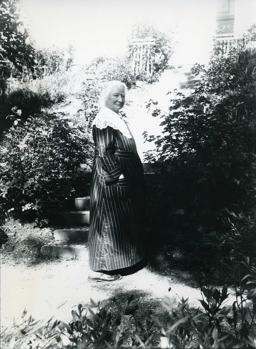Ellen Key i trädgården på Strand. - Grenna Museum– Andréexpeditionen ...