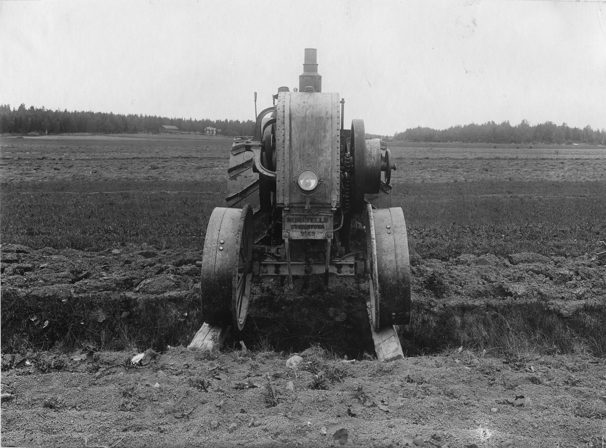 Traktor tillverkad vid Munktells Mekaniska Verkstad i Eskilstuna ...