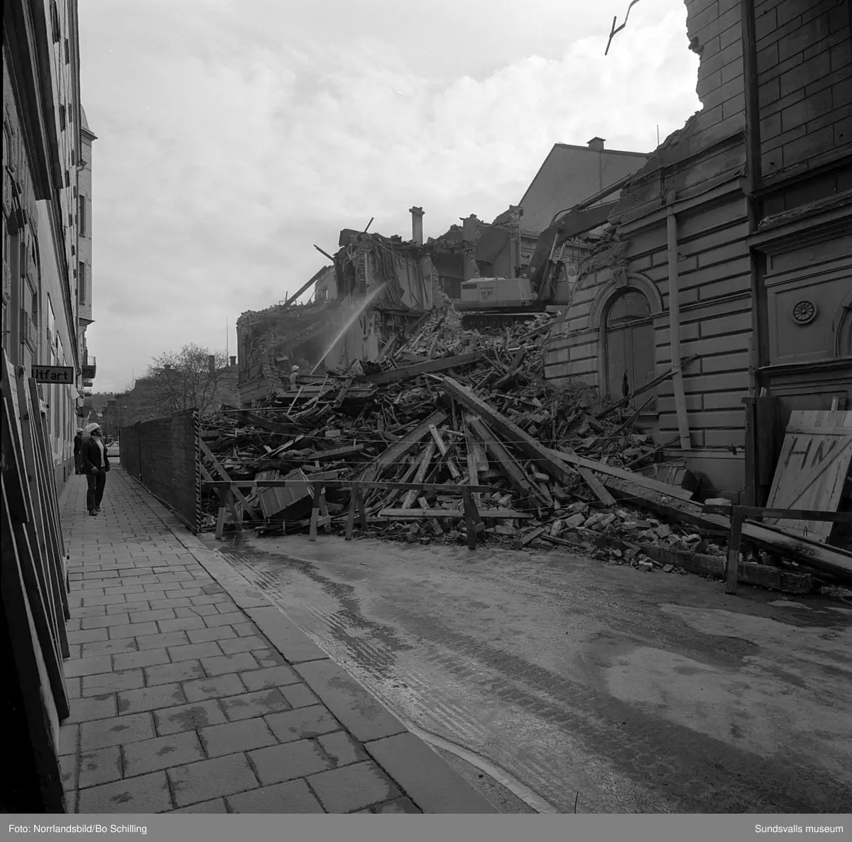 Rivning av huset vid Storgatan 20 i hörnet vid Bankgatan. - Sundsvalls ...