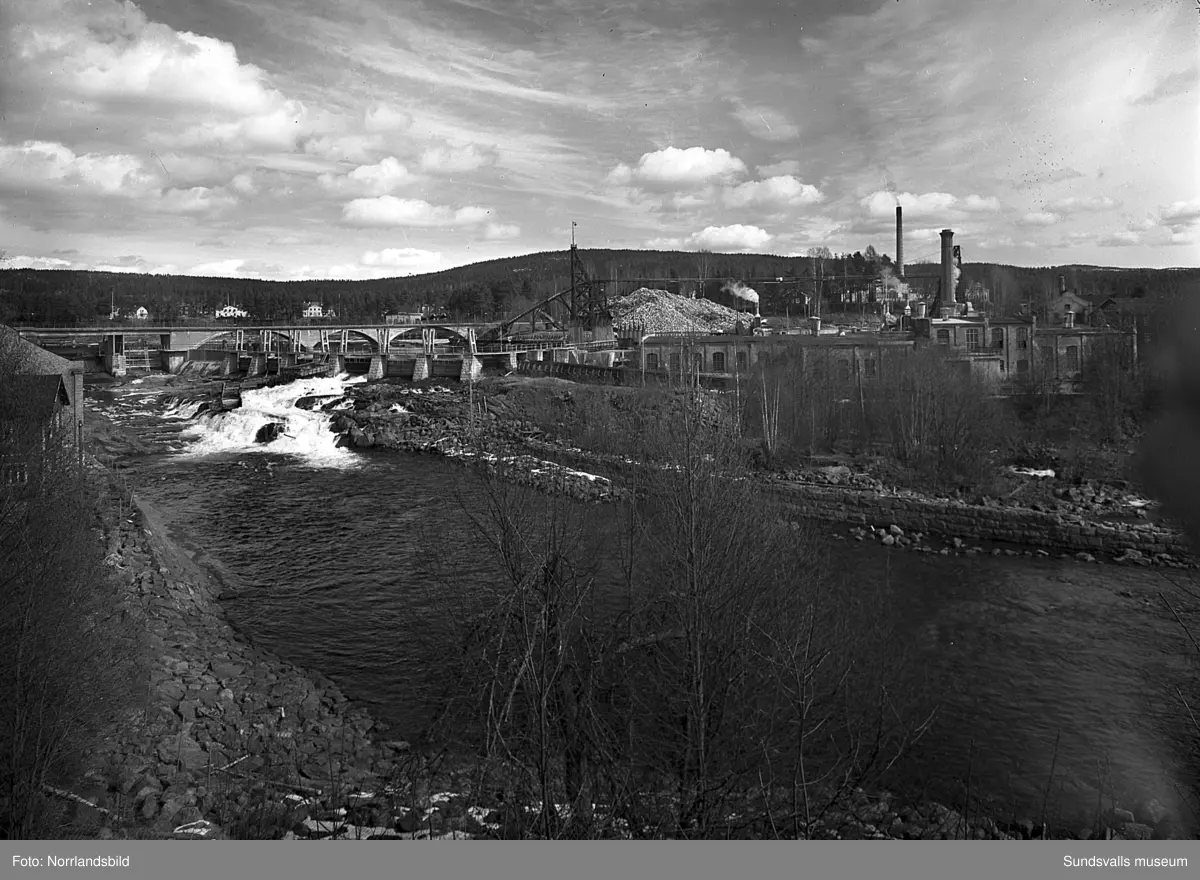 Vy över Matfors fabrik vid gamla bron över Ljungan. - Sundsvalls museum ...