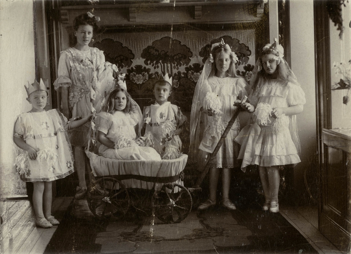 Välgörenhetstillställning? Fru Tyra Ek och barnen Sundberg. Foto ...