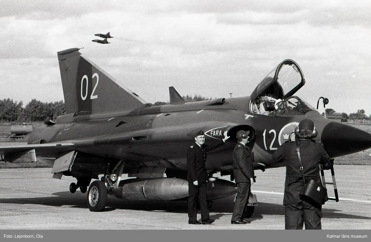 Sista flygningen på F12 1979. - Kalmar läns museum / DigitaltMuseum