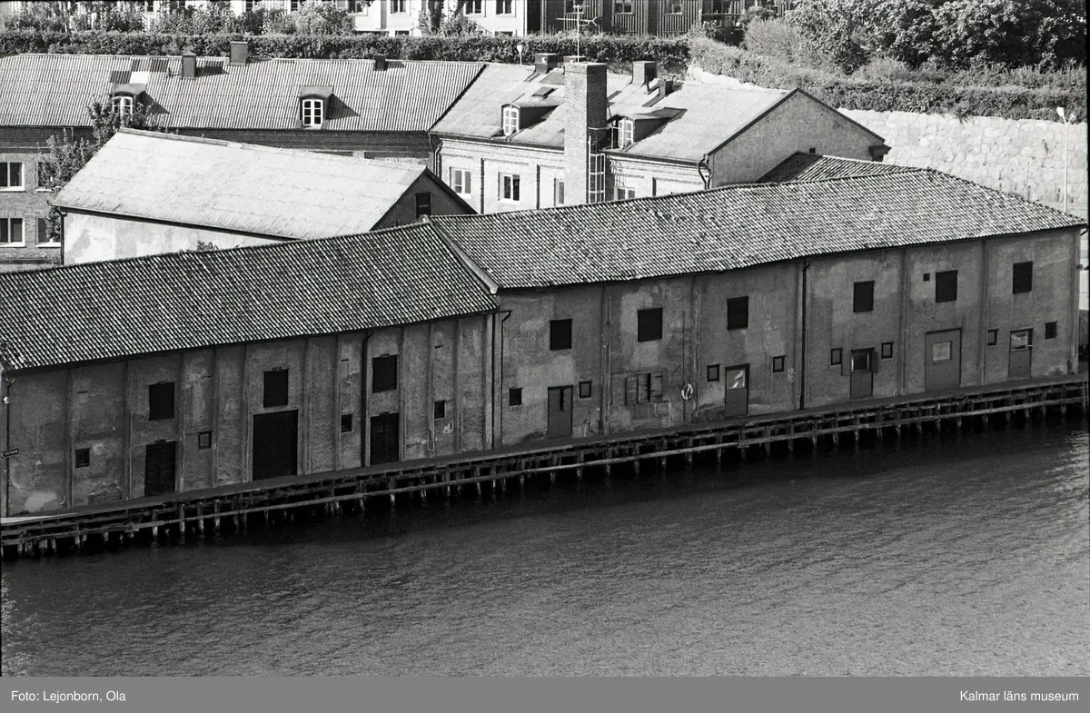Utsikt från Lantmännens nya silo i Kalmar hamn. Detta förfallna magasin ...