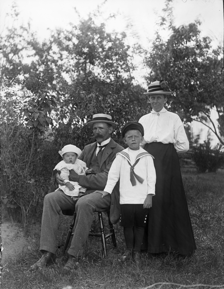 "Sam. Erikssons" - Samuel och Elisabet Eriksson med barnen Lennart och ...