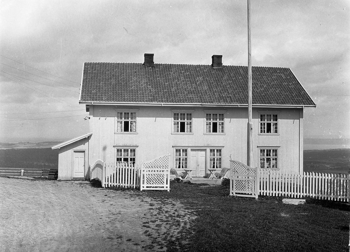 Gården Ovren (Østre) i Lensbygda/Øverskreien, Østre Toten. Tre bilder ...