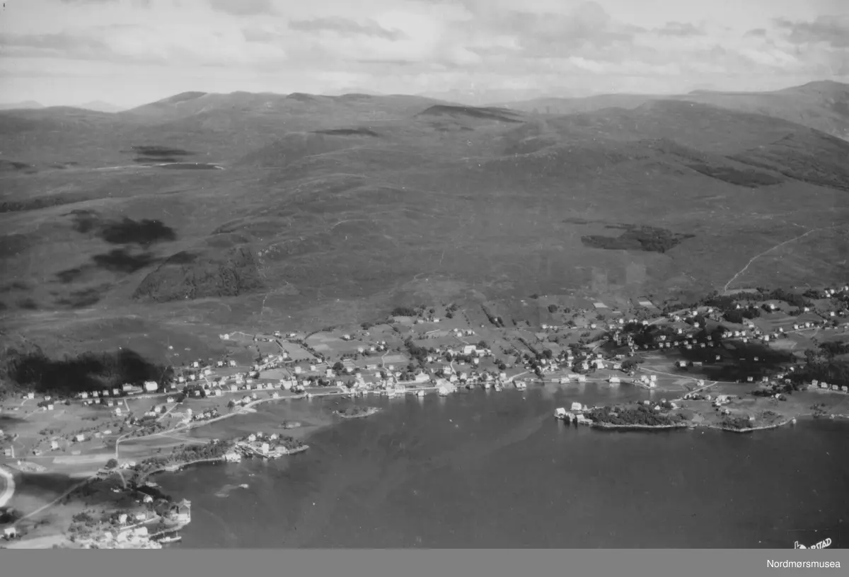 Foto fra Ulsteinvik, som er kommune- og regionsenter i Ulstein kommune ...