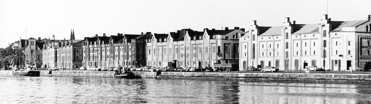 "Om en stolt sjöfartstradition vittnar de pampiga stenfasadern mot ...