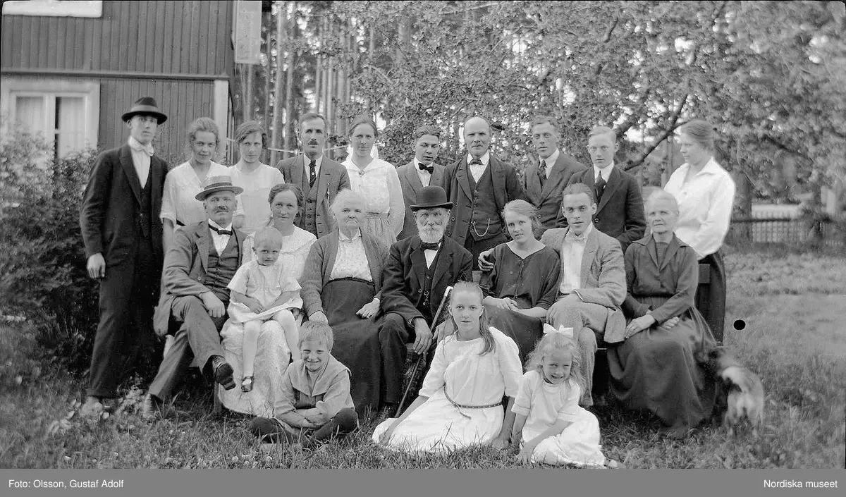Gruppfoto på gården, från början av 1900-talet. - Nordiska museet ...