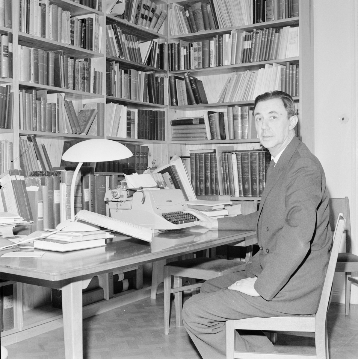 Professor Wikander vid skrivbord, Uppsala 1961 - Upplandsmuseet ...