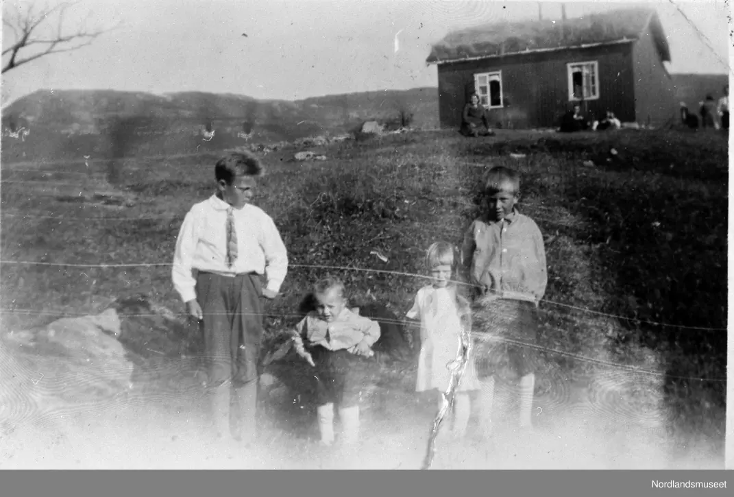 Gammel stue på Risneset. Huset er nedrevet nå. På bildet er også fra v ...