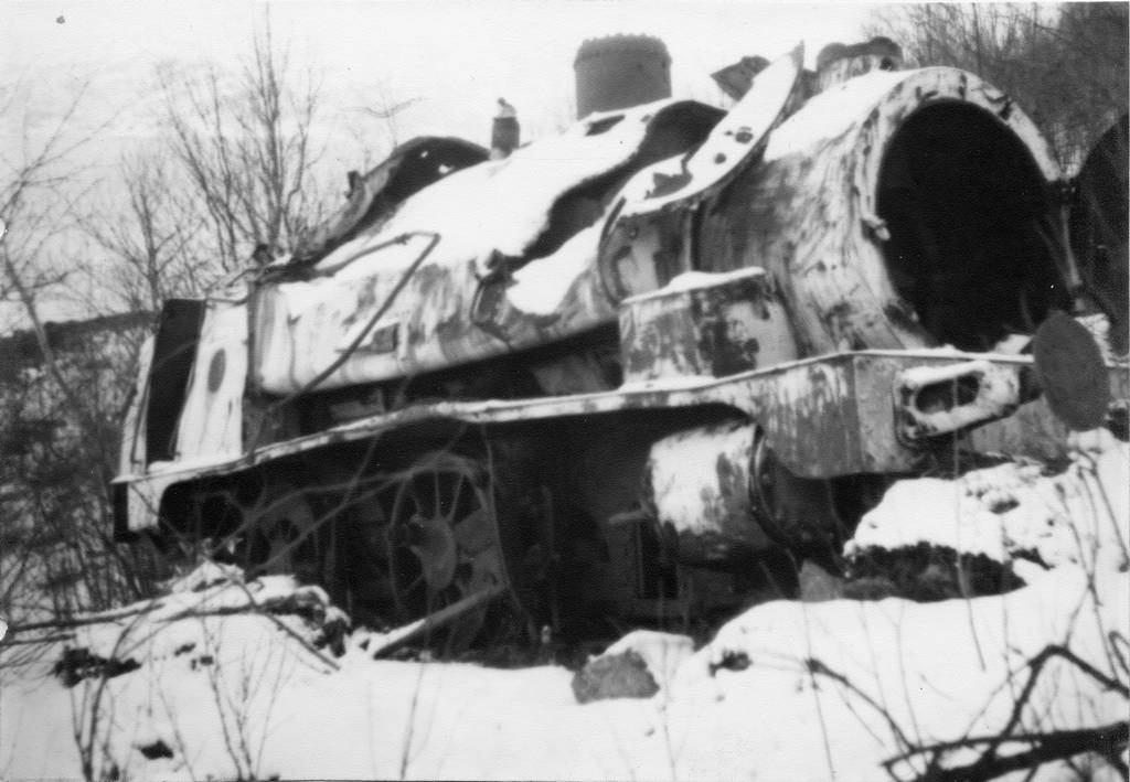 Gammelt damplok (avsporet?) Loket är förmodligen ett av de tidigare FLJ ...