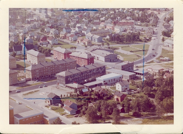 Oversiktsbilde over: Mo i Rana. Kvartal 48. Mo kirke til venstre i ...