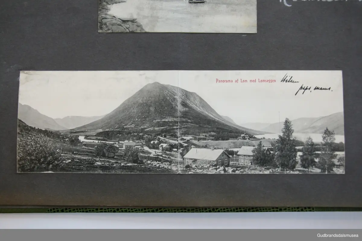 Panorama af Lom med Lomseggen - Gudbrandsdalsmusea / DigitaltMuseum