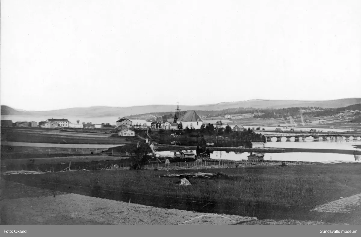 Äldre reproduktion monterad på kartong. Vy över Stöde. Kyrkan med ...