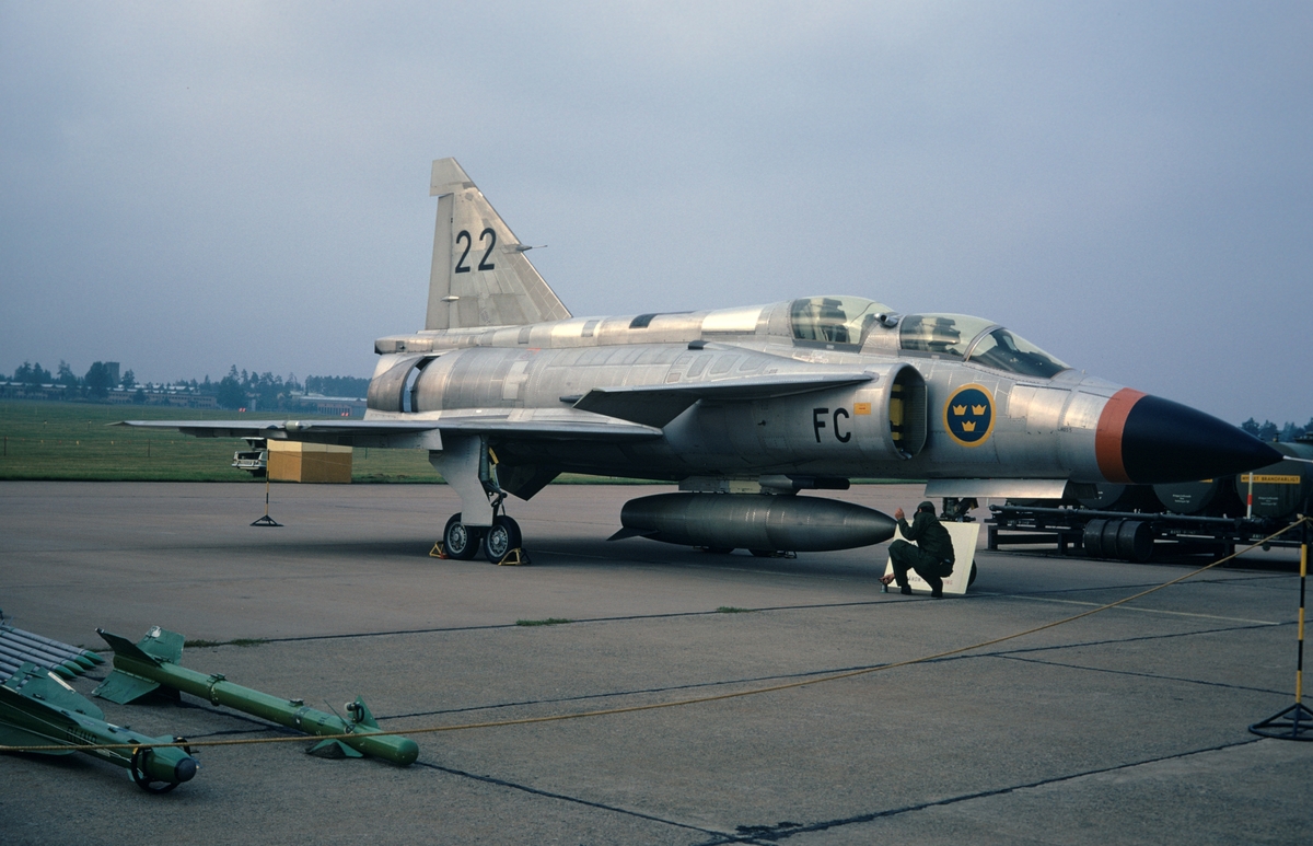 Flygplan SK 37 Viggen nummer 22 från FC uppställt vid flygdagen på ...
