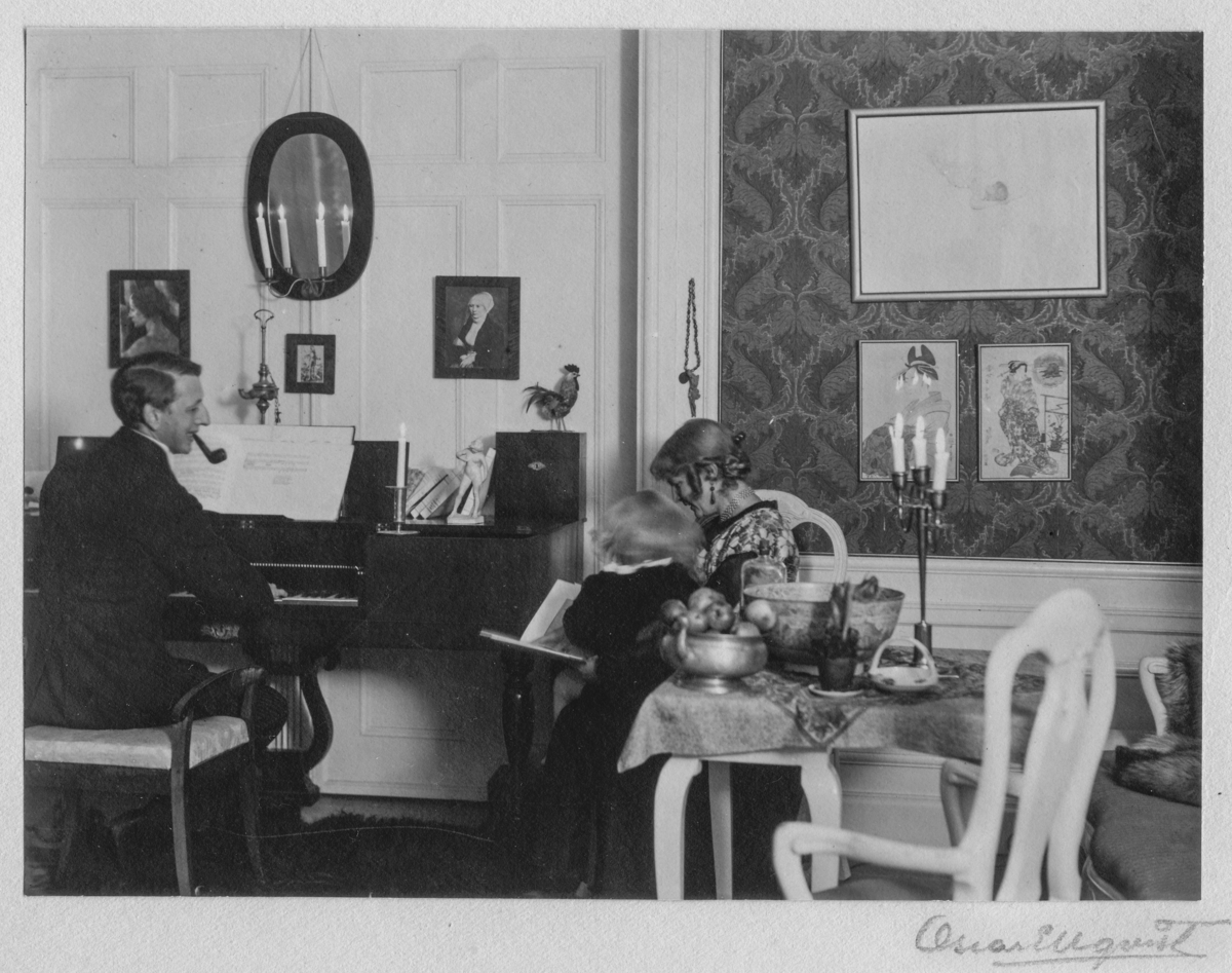 John, Ester och Bengt "Putte" Bauer kring taffeln. - Jönköpings läns ...