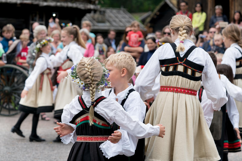 Folk dancing - Norsk Folkemuseum