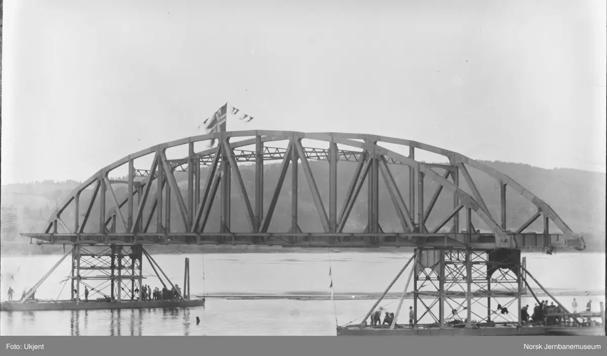 Ny Fetsund bru, nytt spenn under flytting - Norsk Jernbanemuseum ...