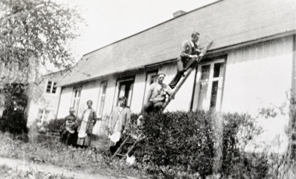 Målning hos Einar Eriksson. Personer från vänster Einar Eriksson med ...