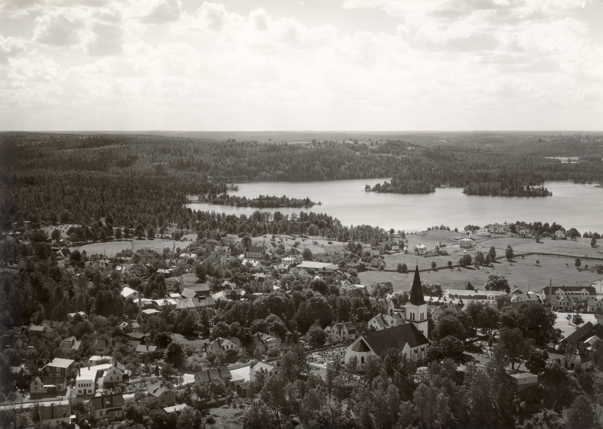 Flygfoto över Virserum. - Kalmar läns museum / DigitaltMuseum