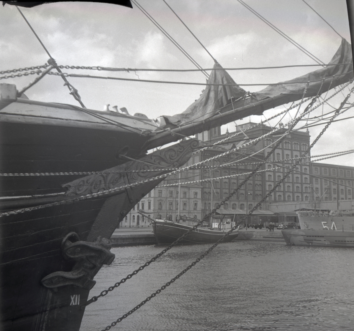Tullhamnen i Kalmar hamn. Segelfartyg med ångkvarnen i bakgrunden ...