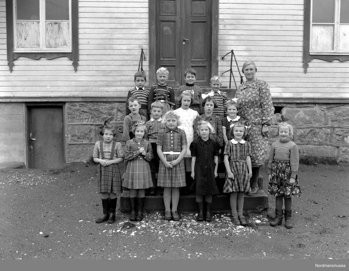 Dette bildet må være fra Eide. Det viser elever som står foran den ...