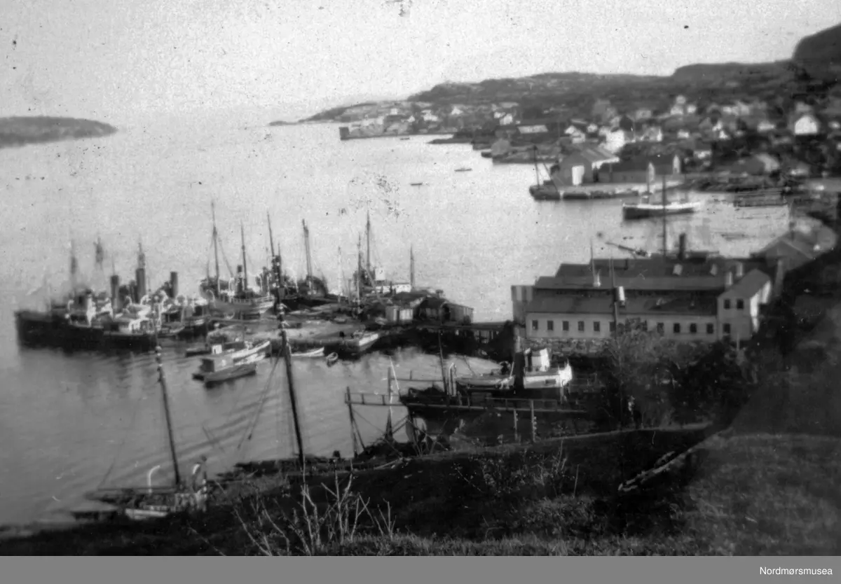 Bildet viser Sterkoder Mek. Verksted i Kristiansund med bygninger og ...