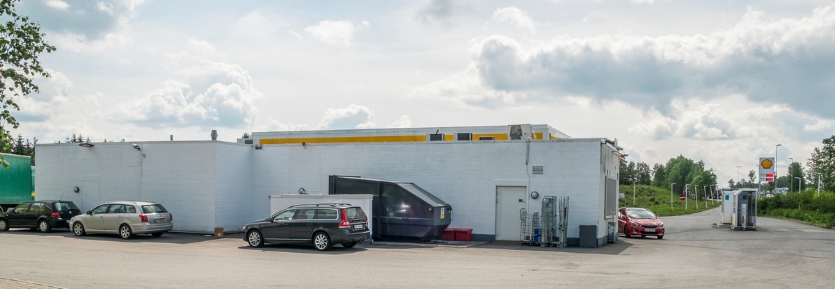 Shell bensinstasjon Smed Bakkes veg Kløfta Ullensaker. På nordgående ...