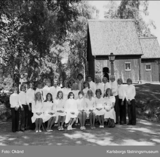 Konfirmandgrupp, Skaga kyrka, 6/7 1975. Konfirmandlärare: pastor Jan ...