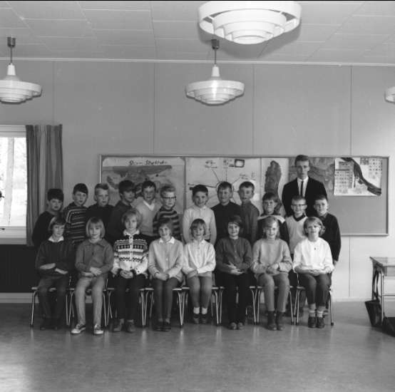 Tillägg av: Roger Agartsson "Klass 4A Bakre raden: Christer Holgersson ...